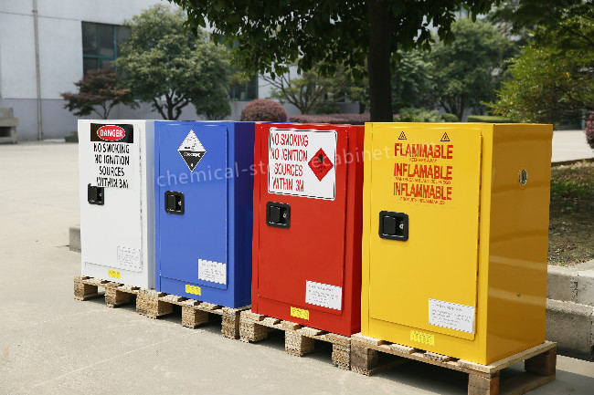 Laboratoire exhalé 2 par portes fermant à clef le meuble de rangement ...